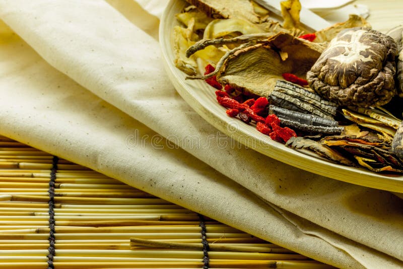 Seta De Shitake Y Medicina China Herbaria Foto de archivo - Imagen de ...