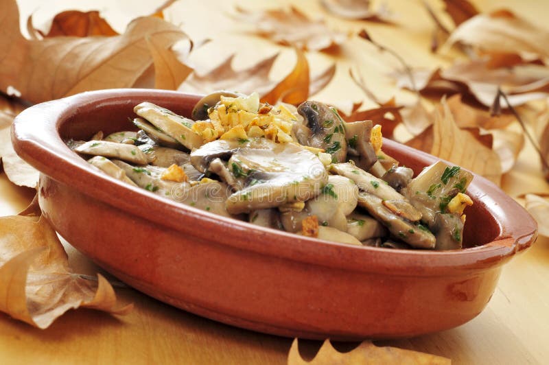 Setas Cocinadas Con Ajo Y Perejil Imagen de archivo - Imagen de vegano ...