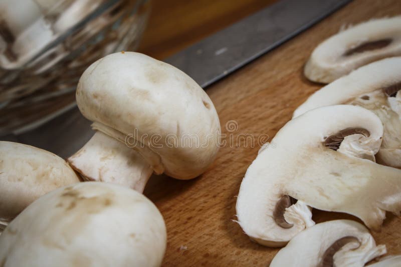 Setas Cortadas En La Cocina En Un Tablero Foto de archivo - Imagen de ...
