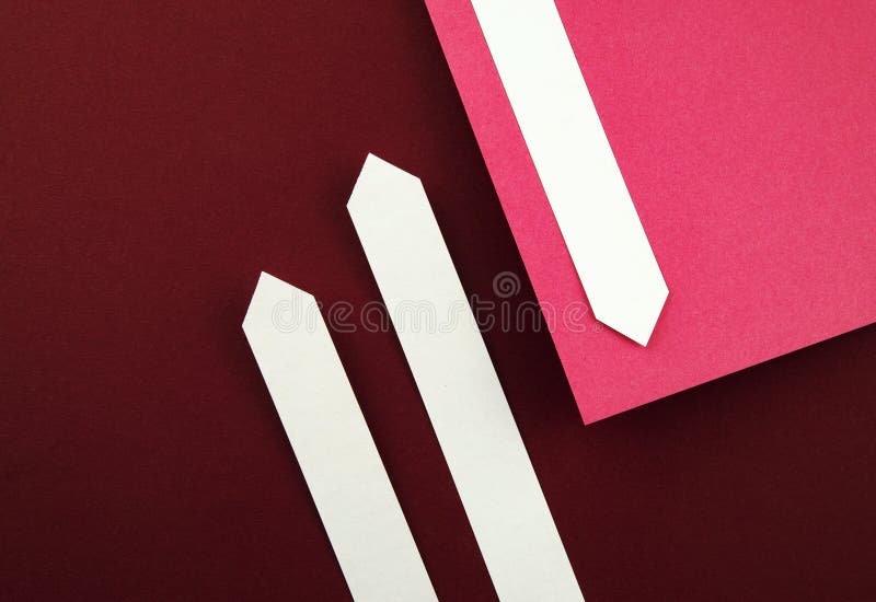 Setas De Papel No Papel Da Cor Do Bordo Imagem de Stock - Imagem de ...