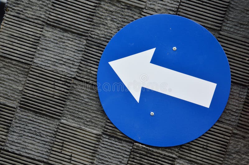 Sinal De Estrada Com Setas Em Duas Direções Diferentes Foto de Stock ...