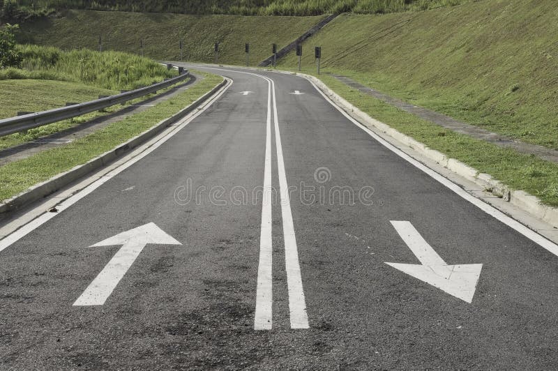 Setas E Número Médio Da Marcação De Estrada Imagem de Stock - Imagem de ...