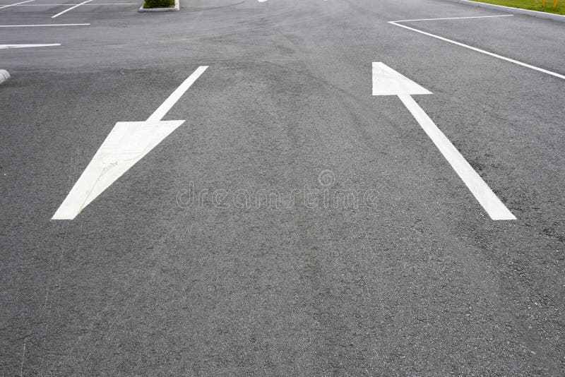 Setas para vias na pista foto de stock. Imagem de direto - 196387580