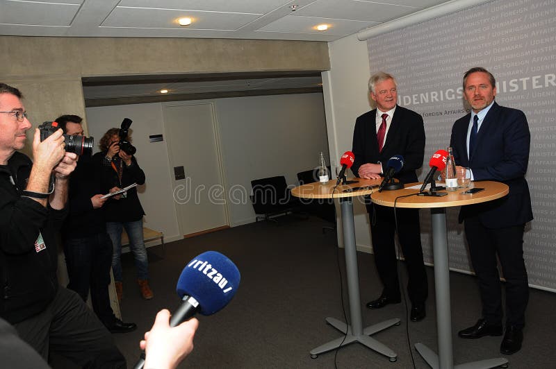 SETTA STRANIERA DI DAVID DAVIS CON ANDERS SAMUELSEN Fotografia Stock ...