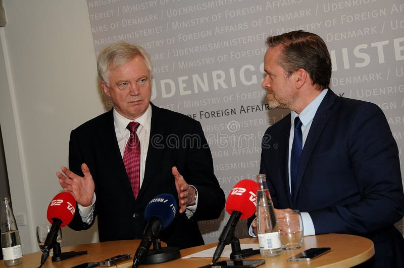 SETTA STRANIERA DI DAVID DAVIS CON ANDERS SAMUELSEN Immagine Stock ...