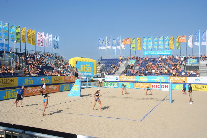 Frauen Beachvolleyball redaktionelles stockfoto. Bild von kugel - 4797958