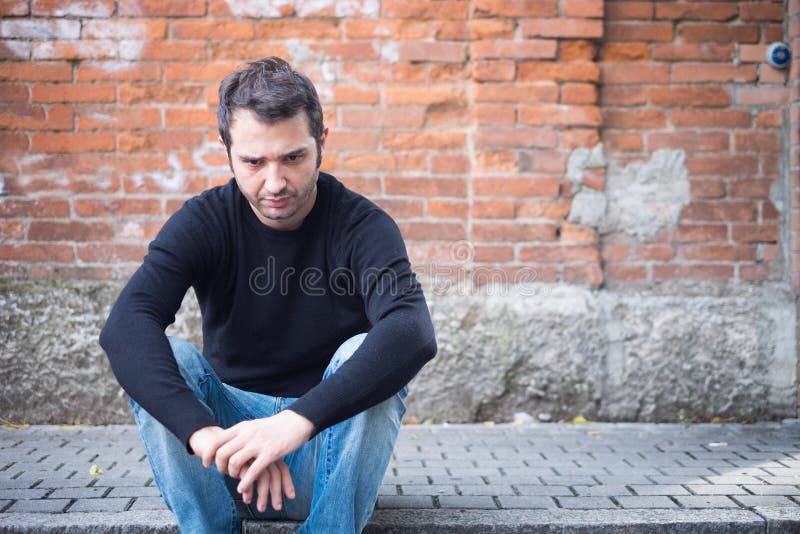 Seul Homme Triste Dans La Ville Photo stock - Image du verticale ...
