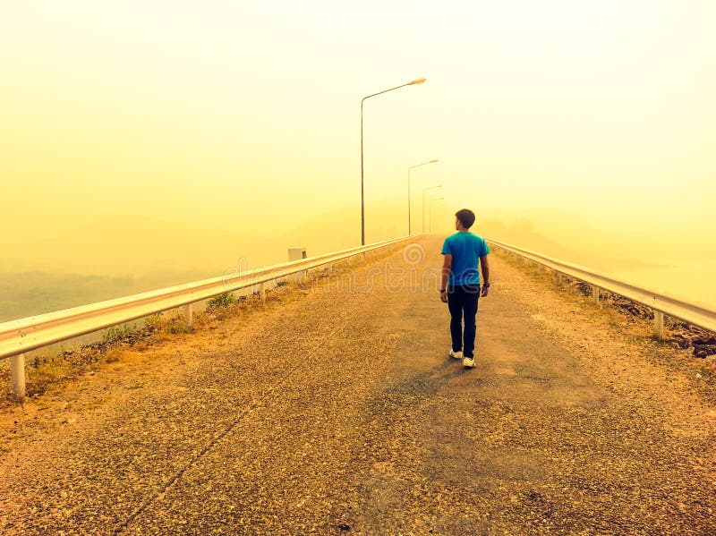 L'homme seul marche image stock. Image du homme, neige - 26498887