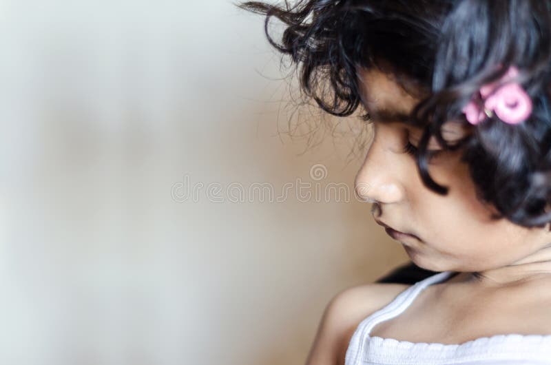 Seul Portrait D'enfant De Fille Photo stock - Image du lifestyle, prêt ...