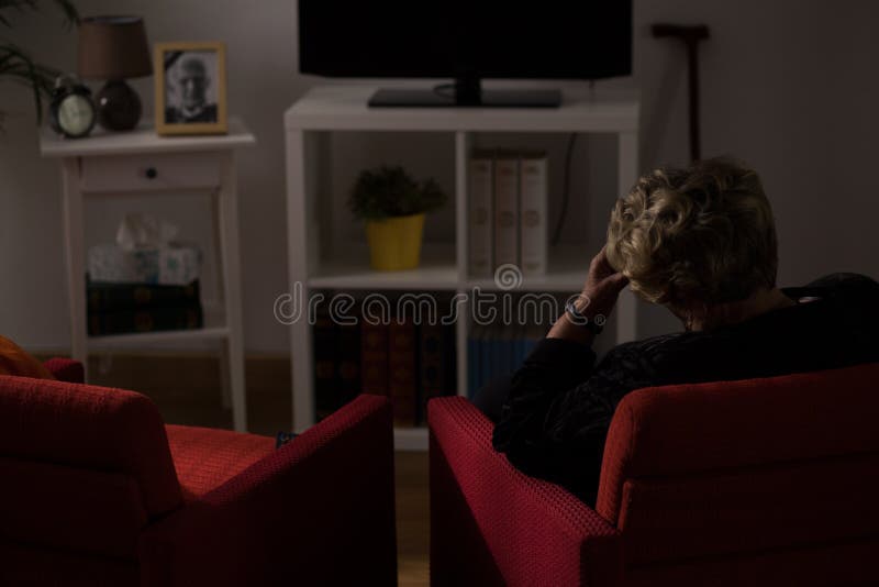 Noir Et Blanc De La Femme Triste Et Seule Seul S'asseyant Photo stock ... Noir Et Blanc De La Femme Triste Et Seule Seul S'asseyant Photo stock ...
