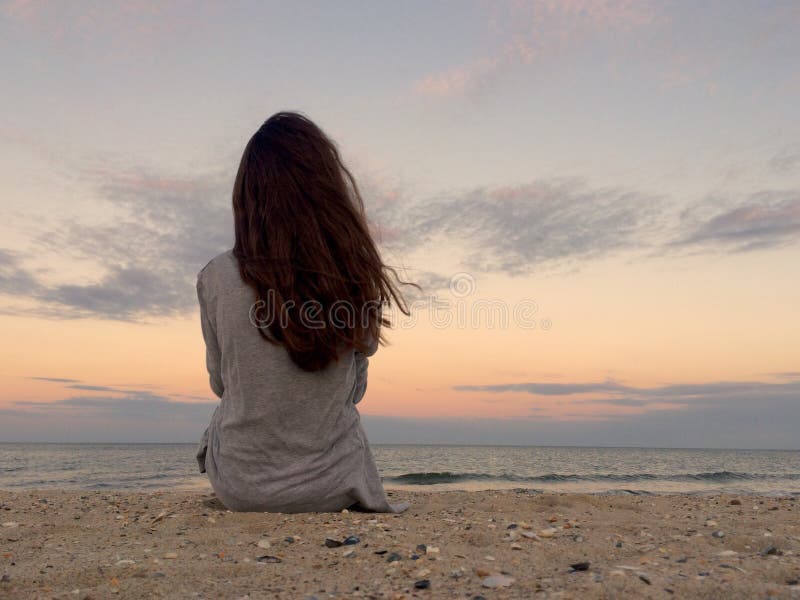 Seule Personne Au Coucher Du Soleil Image stock - Image du côte, rivage ...