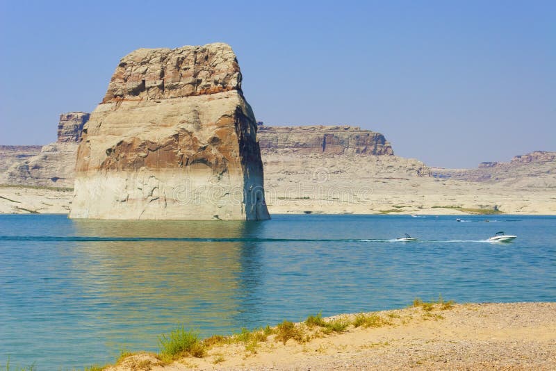 Seule Roche Dans Le Lac Powell, Page, Arizona Photo stock - Image du ...