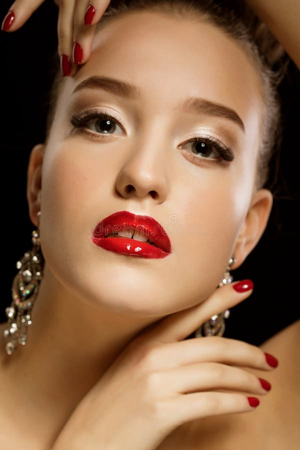 Beauty Girl With Red Lips And Nails Luxury Woman Jewelery Earrings