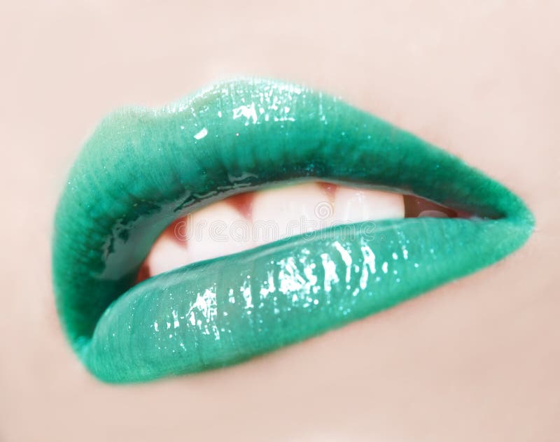 Close-upmening Van Wijfje Die Neon Groene Lippenstift Met Mond Open ...