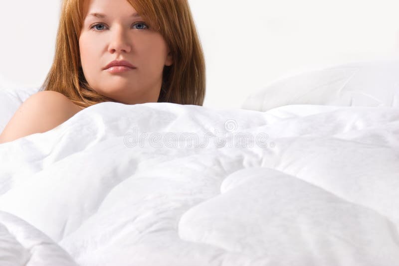 Meisje Onder Een Witte Deken Stock Foto - Image of comfortabel ...