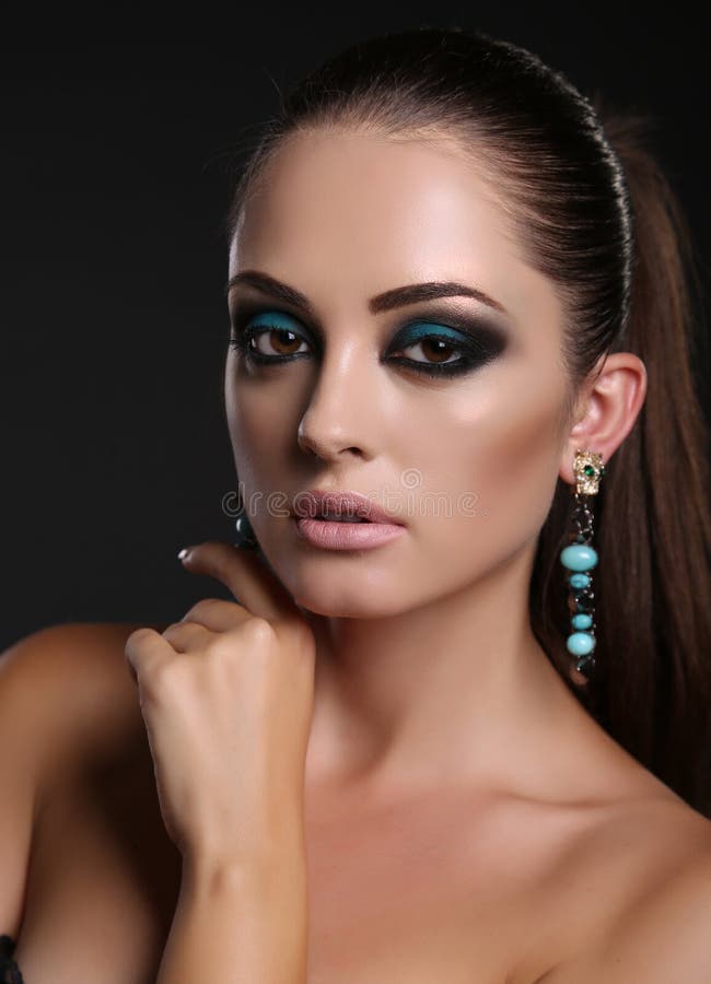 Sexy Mädchen Mit Make Up Des Dunklen Haares Und Des Abends Mit Juwel