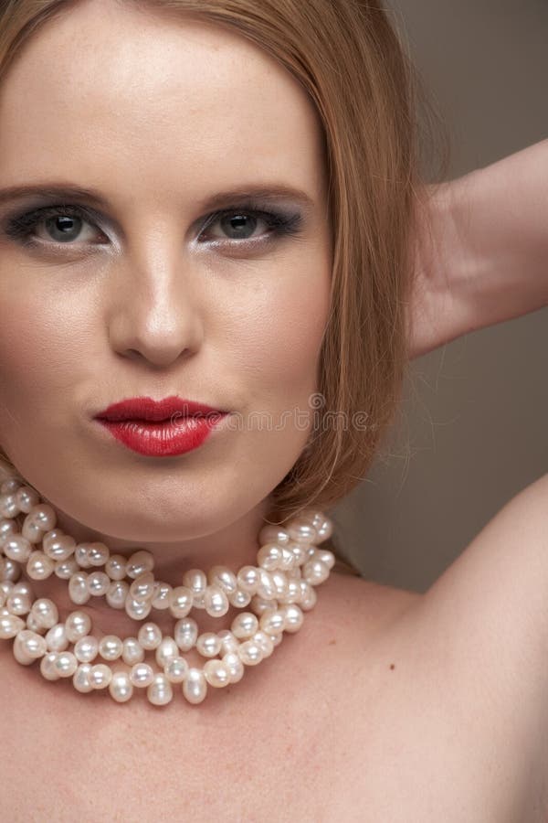 Sexy volwassen vrouw stock afbeelding. Image of parel - 13190547