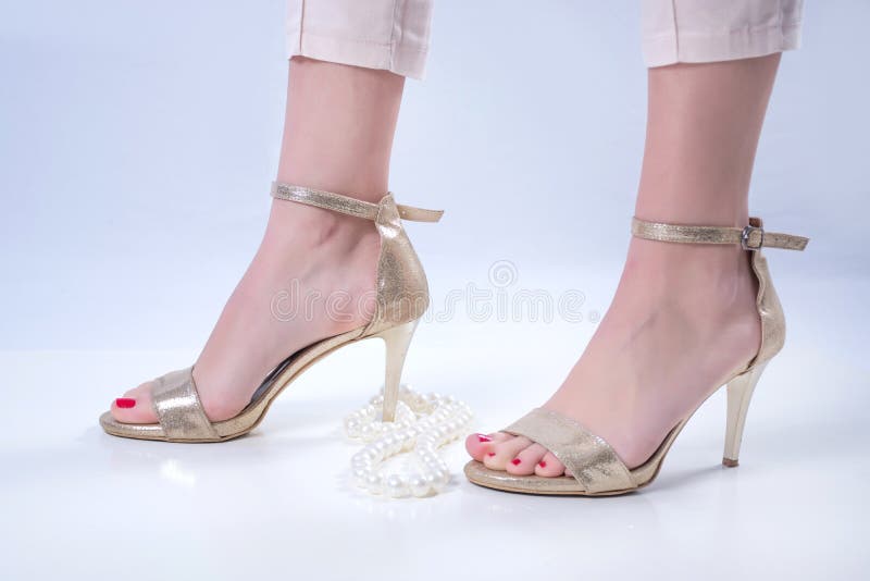 Eine Frau Mit Den Bloßen Beinen In Den Weißen Schuhen Auf Hohen