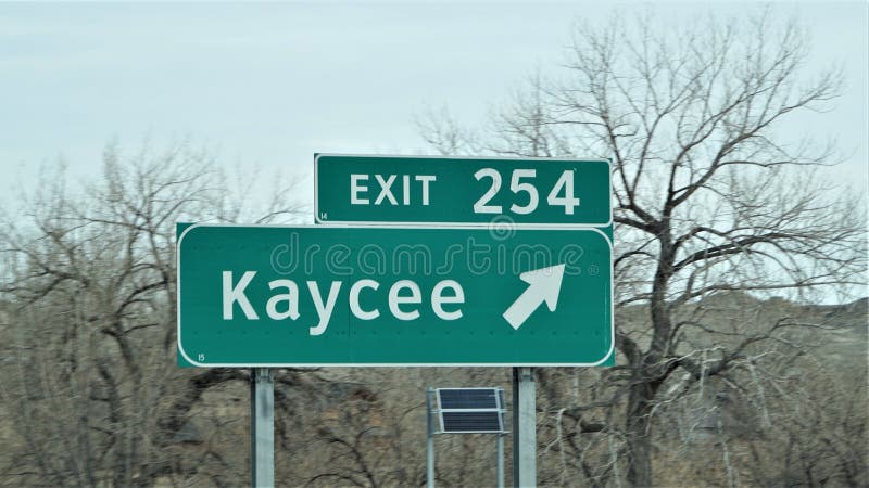 Señal Interestatal Para La Ciudad De Kaycee Wyoming Foto de archivo ... Señal Interestatal Para La Ciudad De Kaycee Wyoming Foto de archivo ...