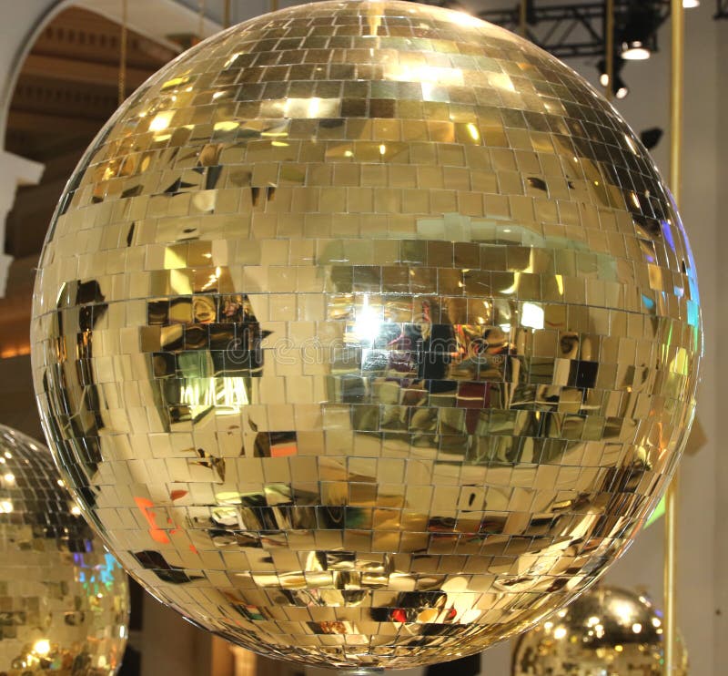 Sfera Della Discoteca Dell'oro Immagine Stock - Immagine di sfera ...