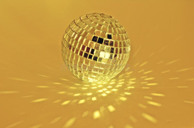 Sfera della discoteca immagine stock. Immagine di specchio - 589939