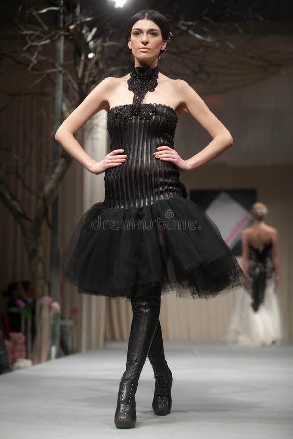 Sfilata Di Moda Dei Vestiti Da Cerimonia Nuziale Fotografia Editoriale ...