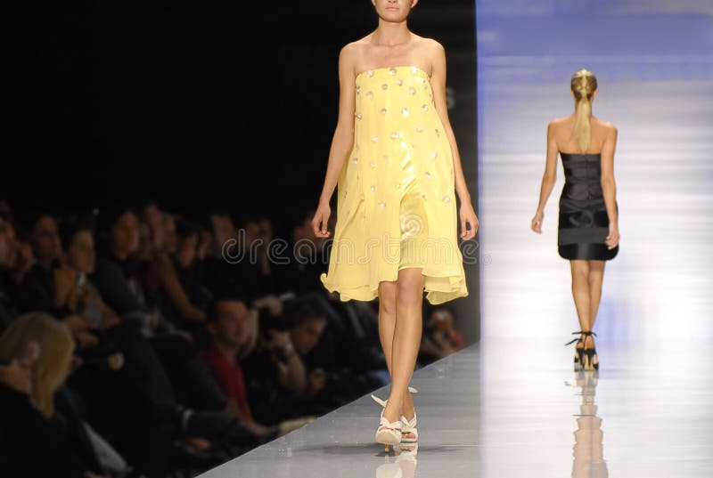 Sfilata Di Moda, Passerella Fotografia Editoriale - Immagine di ...