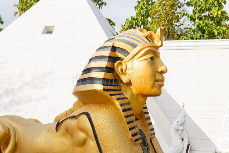 Sfinxstandbeeld Met Witte Piramide Stock Foto - Image of decor ...