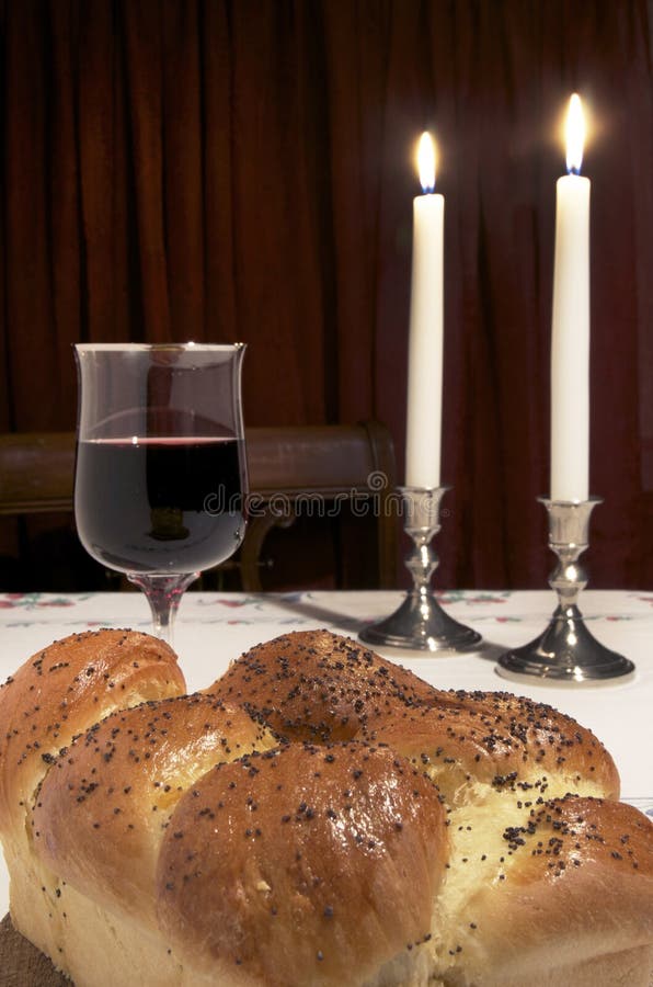 Shabbat Shalom - Wein, Challah Und Kerzen Stockfoto - Bild von religion ... Shabbat Shalom - Wein, Challah Und Kerzen Stockfoto - Bild von religion ...