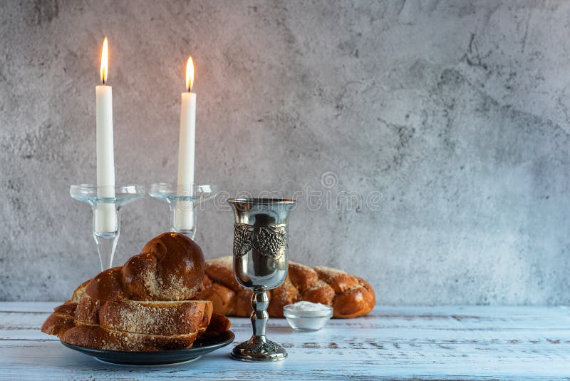 Shabbat Shalom - Challahbrot, Shabbat Wein Und Kerzen Auf Holztisch ... Shabbat Shalom - Challahbrot, Shabbat Wein Und Kerzen Auf Holztisch ...