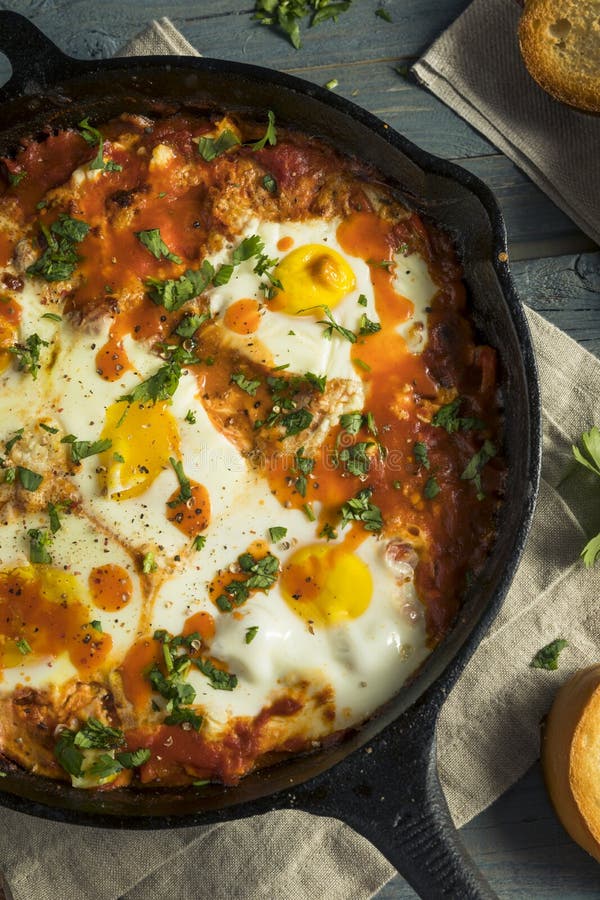 Shakshuka Descarado Hecho En Casa Con Los Huevos Foto de archivo ... Shakshuka Descarado Hecho En Casa Con Los Huevos Foto de archivo ...