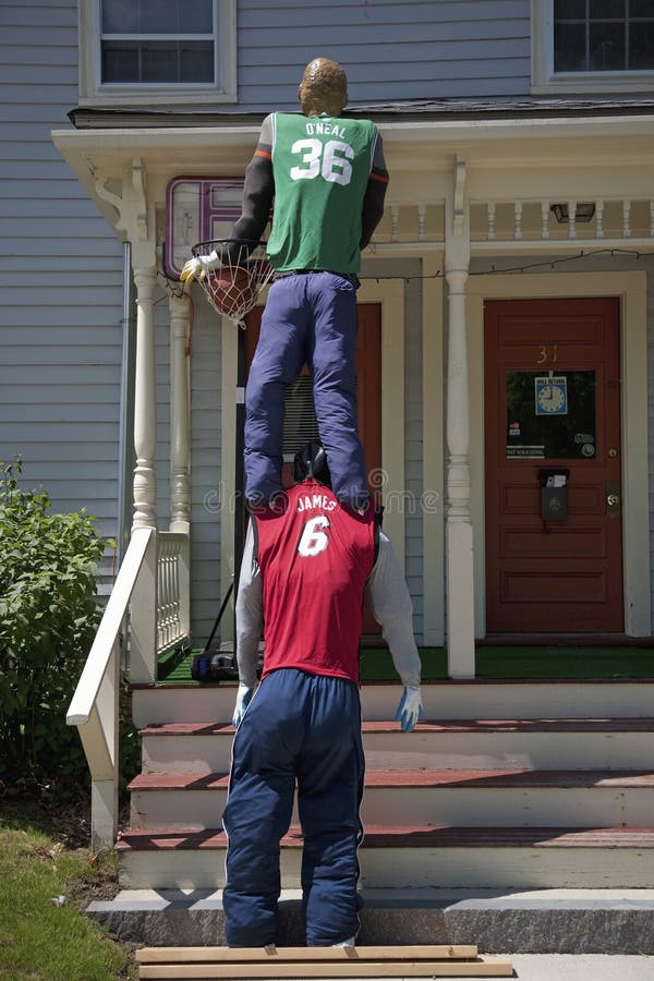 Shaq and LeBron James editorial photo. Image of season - 26126066