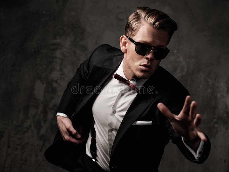 Sharp Resistente Homem Vestido Imagem de Stock - Imagem de pessoa ...