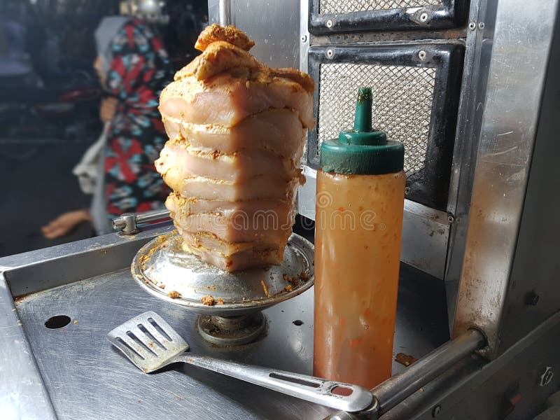 Shawarma De Pollo Cocinado Con Kichap Caliente Imagen de archivo ...