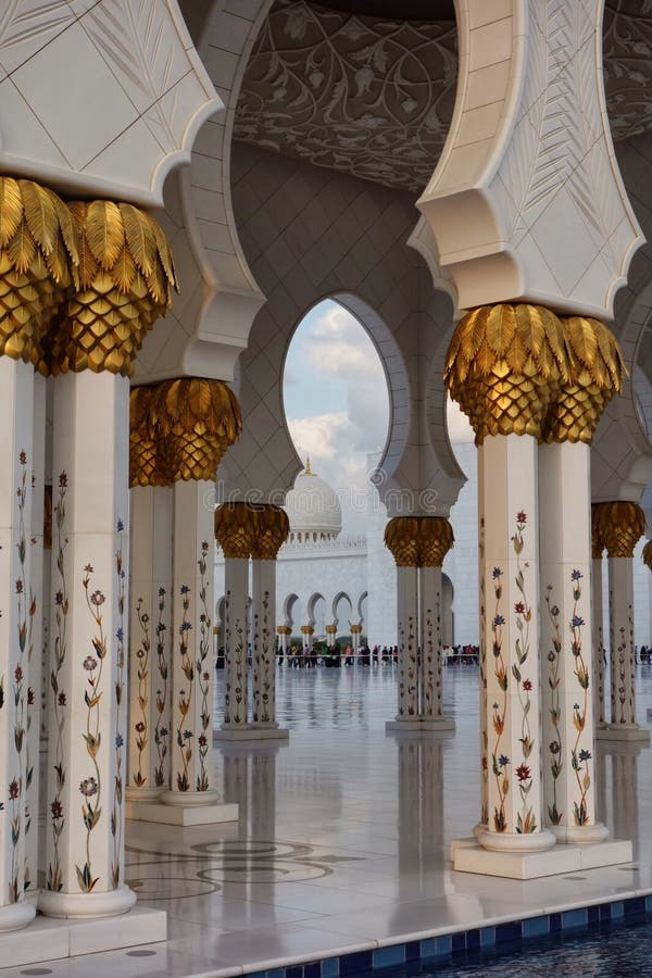 Sheik Zayed Grande Mosque editorial photo. Image of symmetry - 48172941