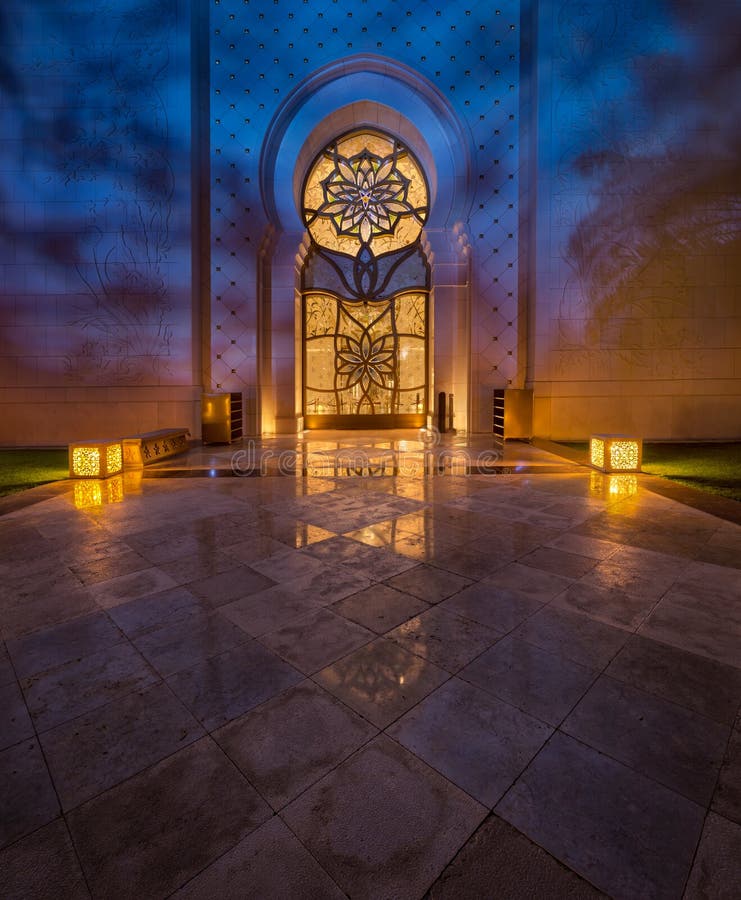 Sheikh Zayed Grand Mosque in Abudhabi with Beautiful Light Reflections ...