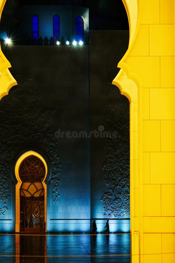 Sheikh Zayed Grand Mosque Courtyard at Dusk Stock Image - Image of ...