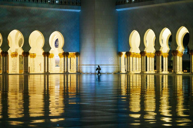 Sheikh Zayed Grand Mosque Courtyard at Dusk Stock Image - Image of ...