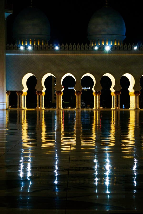 Sheikh Zayed Grand Mosque Courtyard at Dusk Stock Image - Image of ...