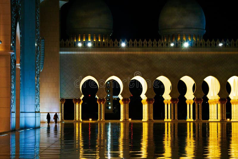 Sheikh Zayed Grand Mosque Courtyard at Dusk Stock Photo - Image of ...