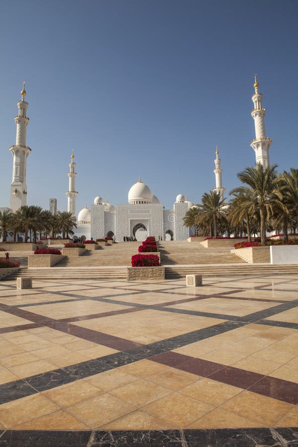 Sheikh Zayed Mosque, Abu Dhabi Editorial Image - Image of ornate, islam ...
