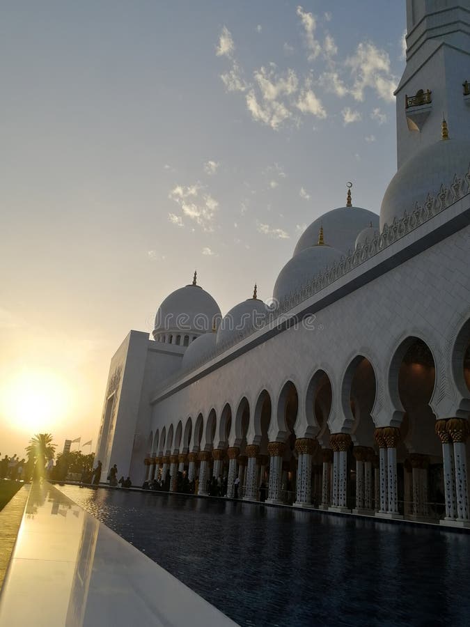 Sheikh Zayed Mosque in Abu Dhabi and Reflection Stock Image - Image of ...