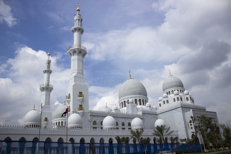 Sheikh Zayed Mosque on Solo City Stock Image - Image of mosque, gulf ...