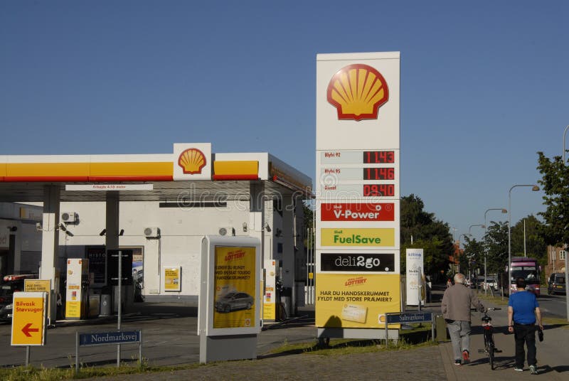 SHELL BENSINSTATION redaktionell arkivbild. Bild av bilder - 102856297