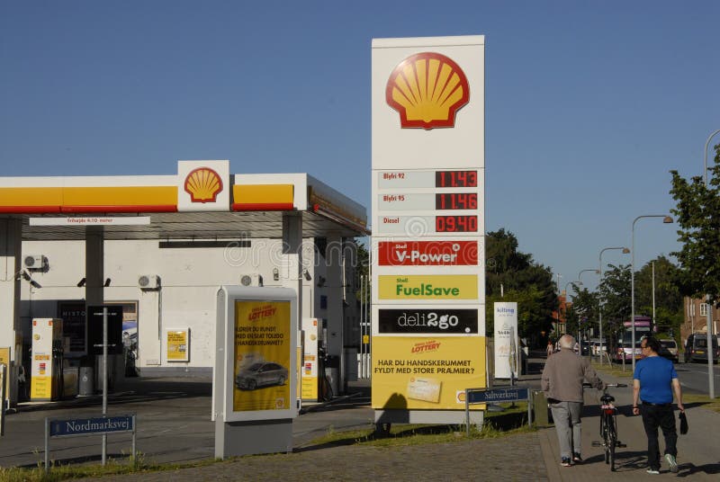 SHELL BENSINSTATION redaktionell arkivbild. Bild av bilder - 102856297
