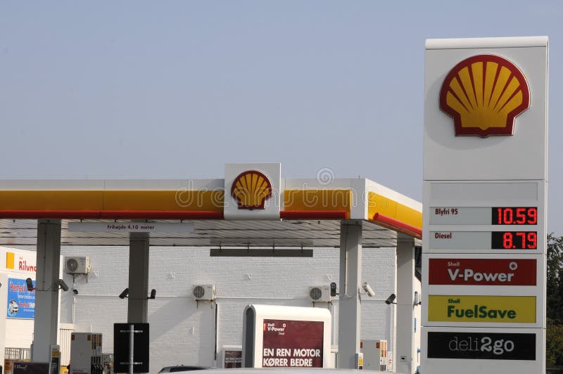 Shell-embleem Op Een Benzinestation Redactionele Afbeelding ...