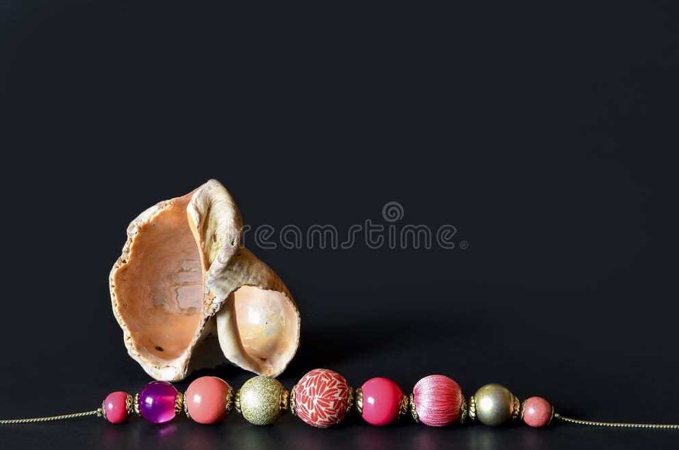 Shell Con Las Perlas Del Color En Negro Foto de archivo - Imagen de ...