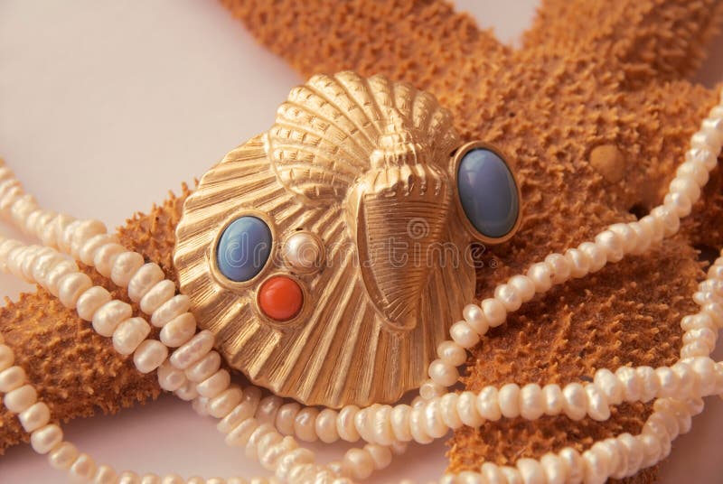 Shell De Oro Con La Perla, Turquesa, Coral, Starfis Imagen de archivo ...