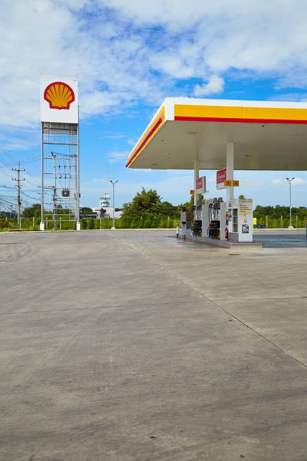 SHELL Fuel and Gas Station and Car Repair Editorial Image - Image of ...