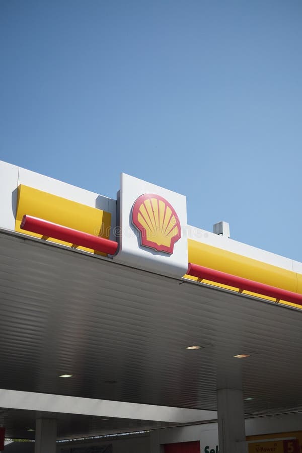 Posto de gasolina de Shell fotografia editorial. Imagem de gasolina ...
